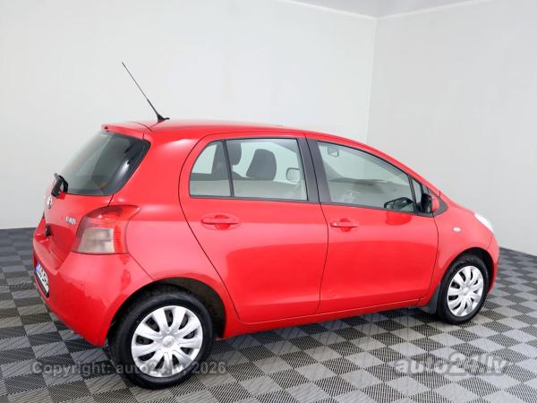 Sarkans Toyota Yaris 2007 Tallina, ar dzinēja tilpumu 1.30 L un nobraukumu 145 tūkst. km par 2299 €, foto 4 vietnē AUTOMOTO.COM.LV