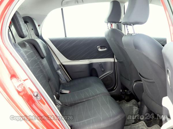 Sarkans Toyota Yaris 2007 Tallina, ar dzinēja tilpumu 1.30 L un nobraukumu 145 tūkst. km par 2299 €, foto 8 vietnē AUTOMOTO.COM.LV
