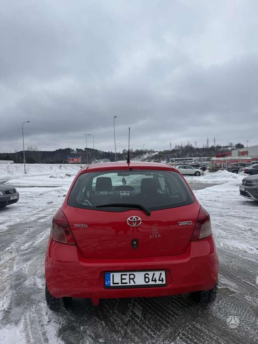 Sarkans Toyota Yaris 2008 Viļņa, ar dzinēja tilpumu 1.36 L un nobraukumu 303 tūkst. km par 2200 €, foto 3 vietnē AUTOMOTO.COM.LV