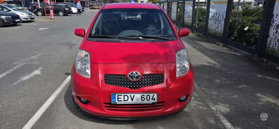 Sarkans Toyota Yaris 2008 Viļņa, ar dzinēja tilpumu 1.36 L un nobraukumu 143 tūkst. km par 2350 €, foto 3 vietnē AUTOMOTO.COM.LV