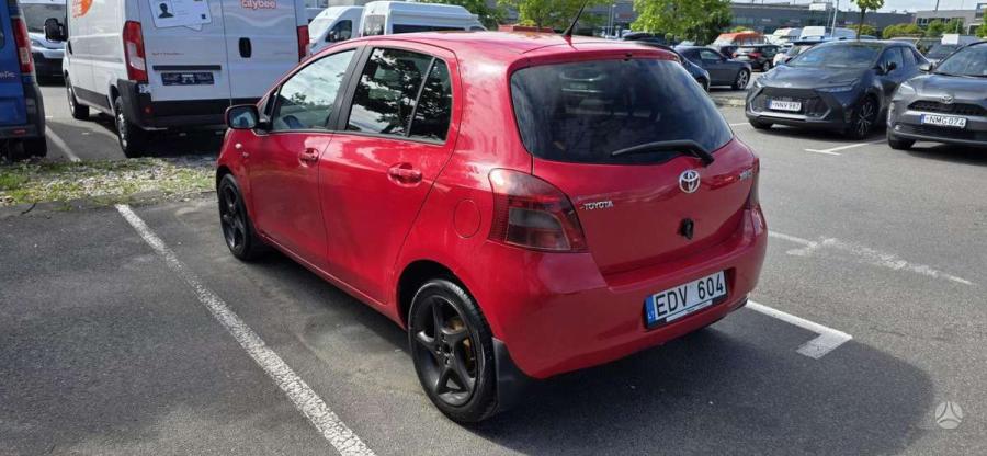 Sarkans Toyota Yaris 2008 Viļņa, ar dzinēja tilpumu 1.36 L un nobraukumu 143 tūkst. km par 2350 €, foto 6 vietnē AUTOMOTO.COM.LV