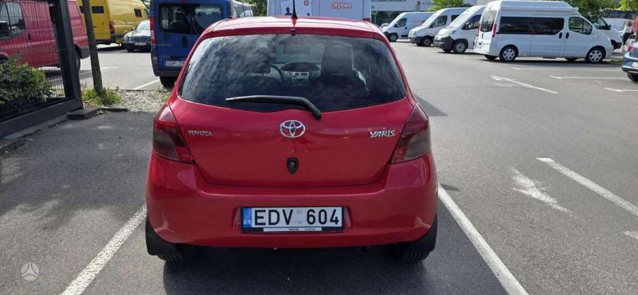 Sarkans Toyota Yaris 2008 Viļņa, ar dzinēja tilpumu 1.36 L un nobraukumu 143 tūkst. km par 2350 €, foto 7 vietnē AUTOMOTO.COM.LV
