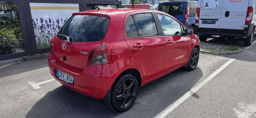 Sarkans Toyota Yaris 2008 Viļņa, ar dzinēja tilpumu 1.36 L un nobraukumu 143 tūkst. km par 2350 €, foto 8 vietnē AUTOMOTO.COM.LV