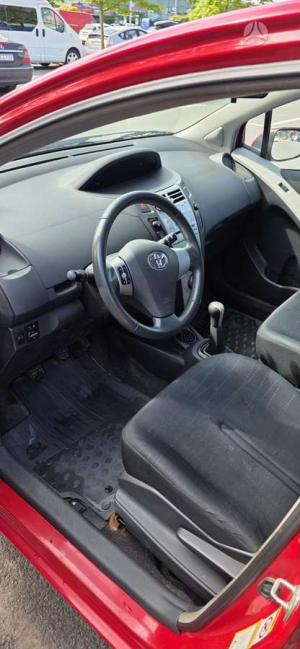 Sarkans Toyota Yaris 2008 Viļņa, ar dzinēja tilpumu 1.36 L un nobraukumu 143 tūkst. km par 2350 €, foto 12 vietnē AUTOMOTO.COM.LV