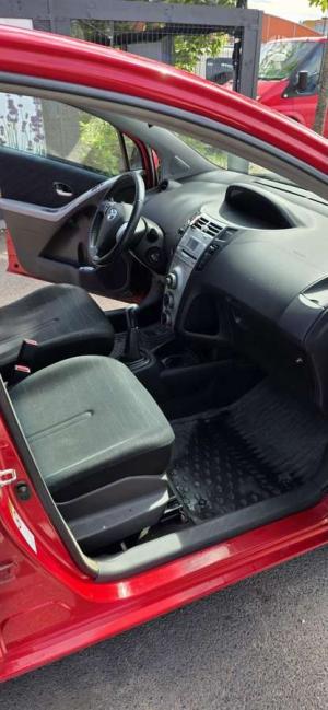 Sarkans Toyota Yaris 2008 Viļņa, ar dzinēja tilpumu 1.36 L un nobraukumu 143 tūkst. km par 2350 €, foto 16 vietnē AUTOMOTO.COM.LV