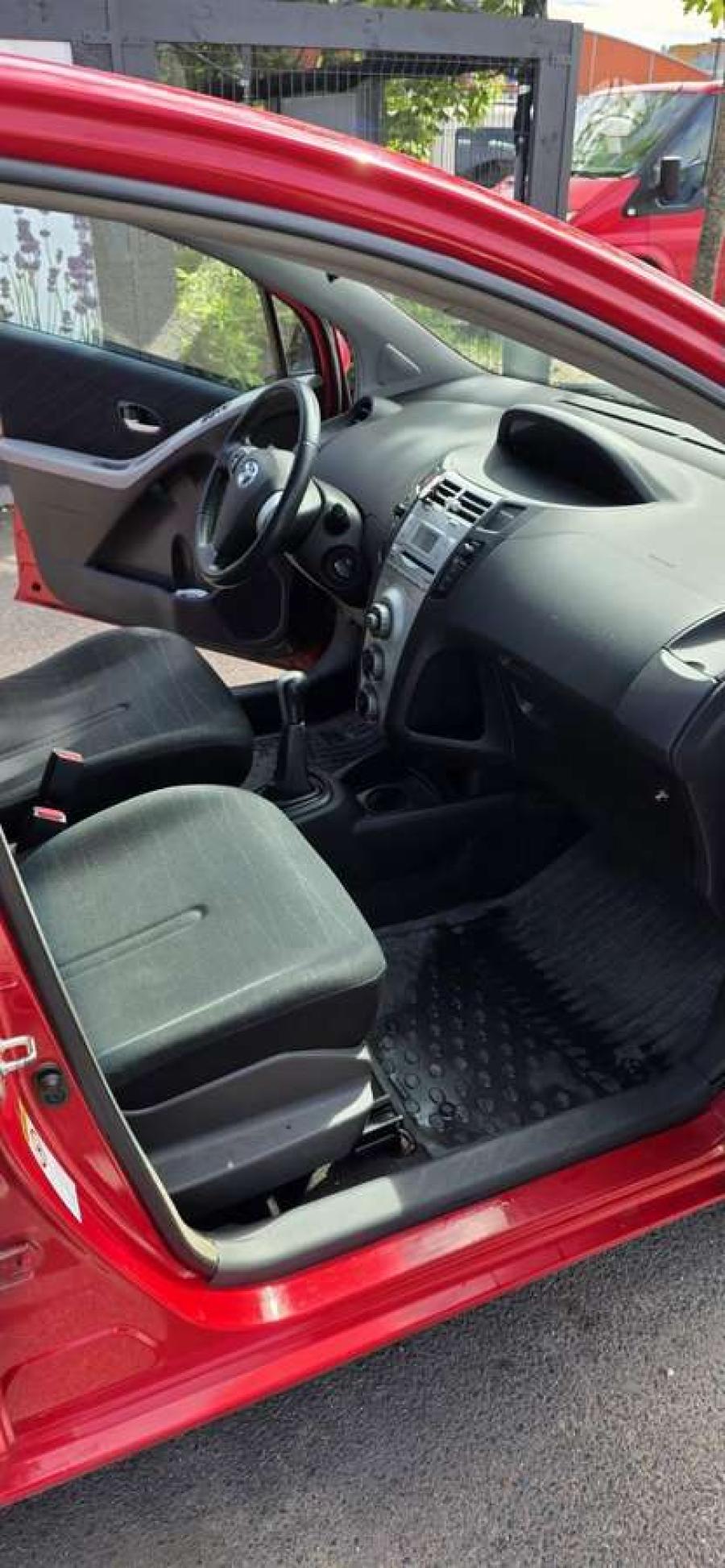 Sarkans Toyota Yaris 2008 Viļņa, ar dzinēja tilpumu 1.36 L un nobraukumu 143 tūkst. km par 2350 €, foto 16 vietnē AUTOMOTO.COM.LV