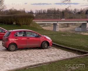 Red Toyota Yaris 2008 in Riga, with an engine capacity of 1.40 L and mileage of 227 thousand km for 1499 €, photo 4 on AUTOMOTO.COM.LV