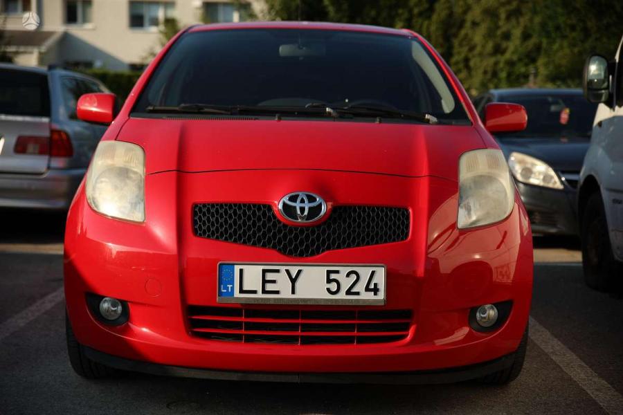Red Toyota Yaris 2008 in Kaunas, with an engine capacity of 1.30 L and mileage of 262 thousand km for 2650 €, photo 1 on AUTOMOTO.COM.LV