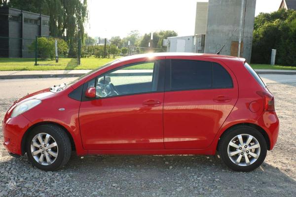 Sarkans Toyota Yaris 2008 Kauņa, ar dzinēja tilpumu 1.30 L un nobraukumu 262 tūkst. km par 2650 €, foto 4 vietnē AUTOMOTO.COM.LV