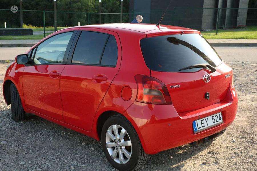 Red Toyota Yaris 2008 in Kaunas, with an engine capacity of 1.30 L and mileage of 262 thousand km for 2650 €, photo 6 on AUTOMOTO.COM.LV