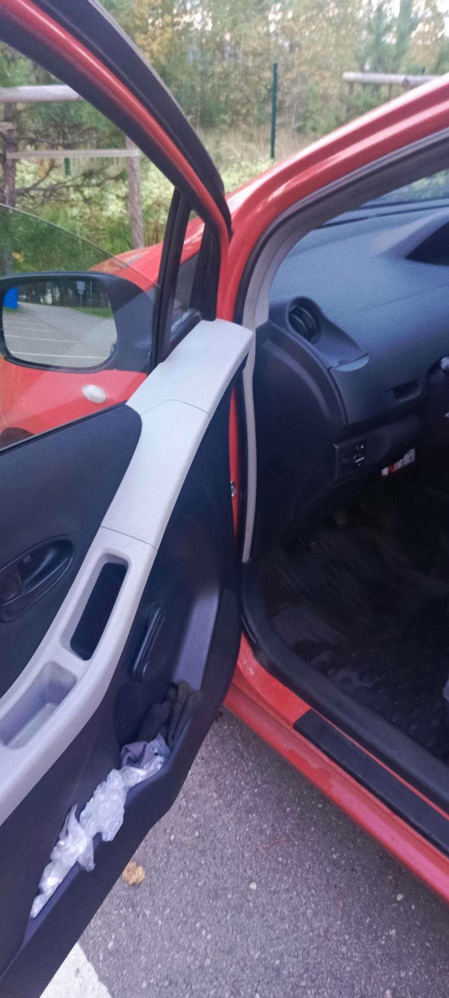 Red Toyota Yaris 2008 in Kraslava, with an engine capacity of 1.40 L and mileage of 221 thousand km for 2150 €, photo 8 on AUTOMOTO.COM.LV