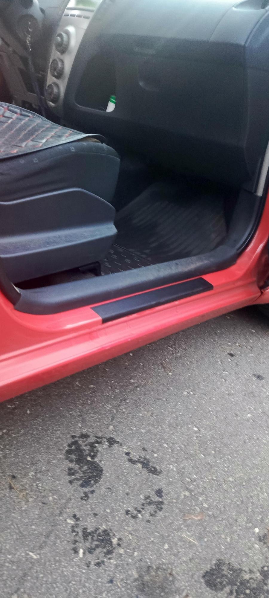Red Toyota Yaris 2008 in Kraslava, with an engine capacity of 1.40 L and mileage of 221 thousand km for 2150 €, photo 11 on AUTOMOTO.COM.LV