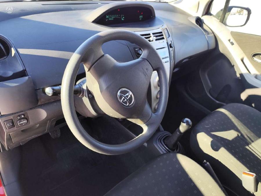 Sarkans Toyota Yaris 2009 Marijampole, ar dzinēja tilpumu 1.30 L un nobraukumu 199 tūkst. km par 2650 €, foto 5 vietnē AUTOMOTO.COM.LV