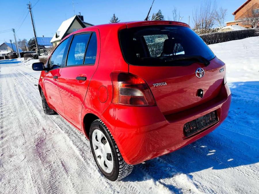 Sarkans Toyota Yaris 2009 Marijampole, ar dzinēja tilpumu 1.30 L un nobraukumu 199 tūkst. km par 2650 €, foto 13 vietnē AUTOMOTO.COM.LV