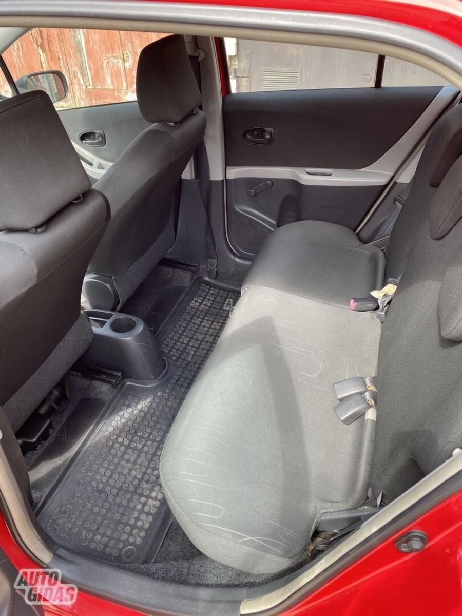 Sarkans Toyota Yaris 2009 Alīta, ar dzinēja tilpumu 1.40 L un nobraukumu 291 tūkst. km par 2000 €, foto 9 vietnē AUTOMOTO.COM.LV