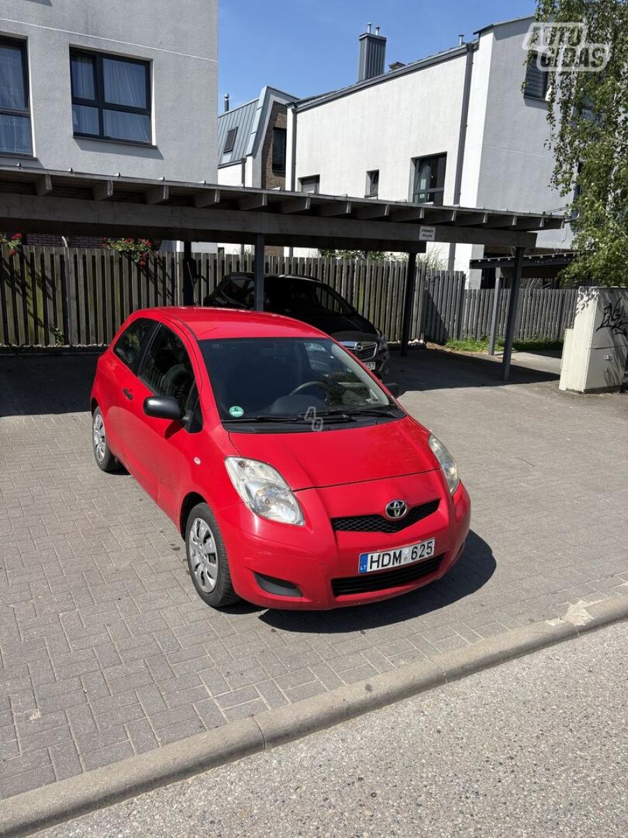 Red Toyota Yaris 2009 in Vilnius, with an engine capacity of 1.30 L and mileage of 240 thousand km for 1799 €, photo 4 on AUTOMOTO.COM.LV