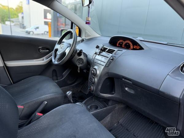 Sarkans Toyota Yaris 2010 Panevēža, ar dzinēja tilpumu 1.30 L un nobraukumu 219 tūkst. km par 2350 €, foto 10 vietnē AUTOMOTO.COM.LV