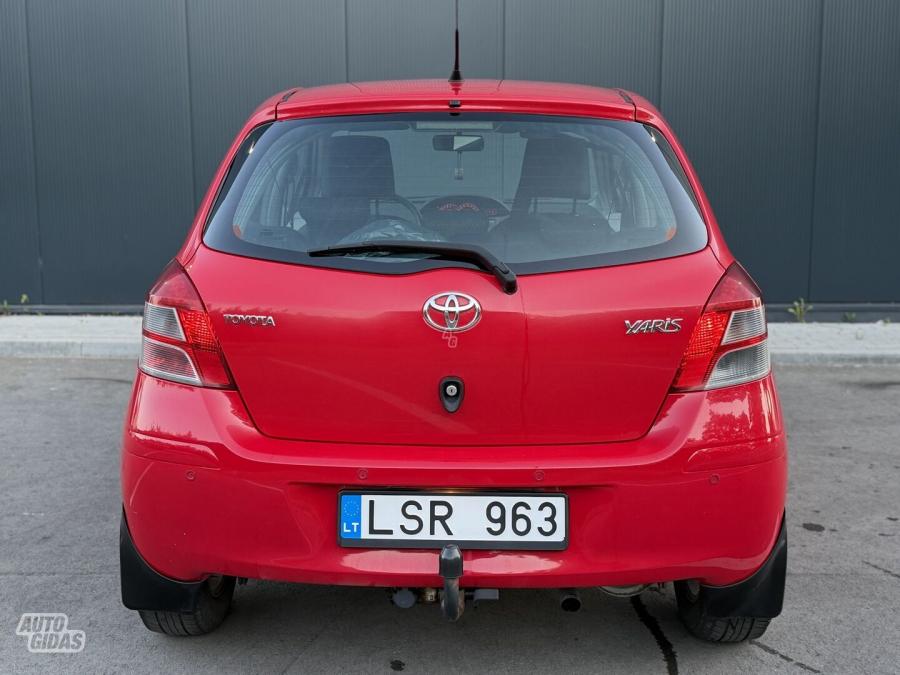 Sarkans Toyota Yaris 2010 Panevēža, ar dzinēja tilpumu 1.30 L un nobraukumu 219 tūkst. km par 2350 €, foto 7 vietnē AUTOMOTO.COM.LV