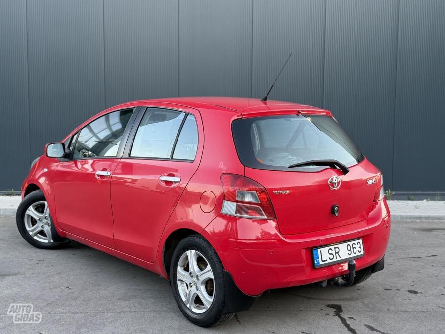 Sarkans Toyota Yaris 2010 Panevēža, ar dzinēja tilpumu 1.30 L un nobraukumu 219 tūkst. km par 2350 €, foto 8 vietnē AUTOMOTO.COM.LV