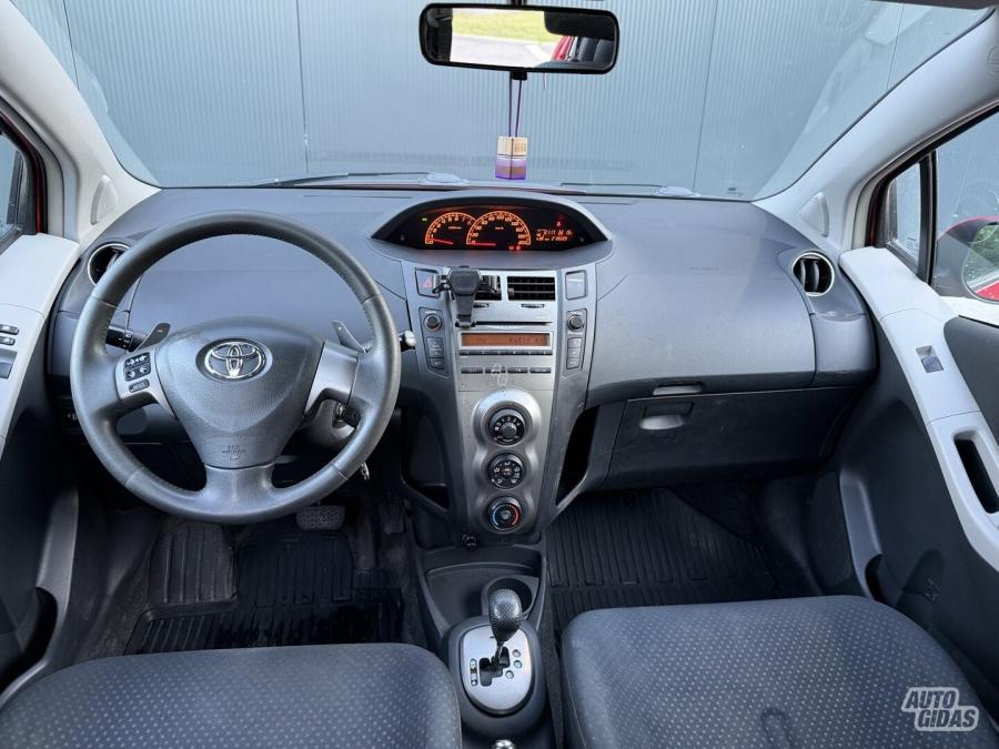 Sarkans Toyota Yaris 2010 Panevēža, ar dzinēja tilpumu 1.30 L un nobraukumu 219 tūkst. km par 2350 €, foto 12 vietnē AUTOMOTO.COM.LV