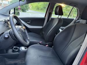 Sarkans Toyota Yaris 2010 Panevēža, ar dzinēja tilpumu 1.30 L un nobraukumu 219 tūkst. km par 2350 €, foto 13 vietnē AUTOMOTO.COM.LV