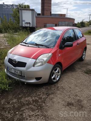 Sarkans Toyota Yaris 2010 Rīga, ar dzinēja tilpumu 1.40 L un nobraukumu 320 tūkst. km par 2300 €, foto  vietnē AUTOMOTO.COM.LV