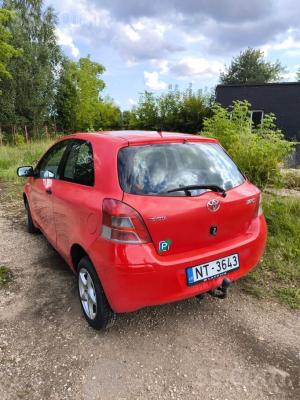 Sarkans Toyota Yaris 2010 Rīga, ar dzinēja tilpumu 1.40 L un nobraukumu 320 tūkst. km par 2300 €, foto 3 vietnē AUTOMOTO.COM.LV