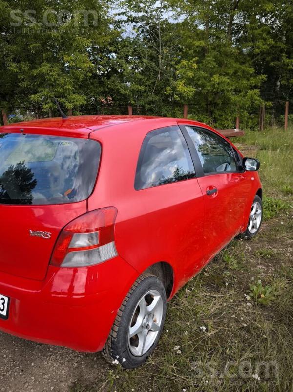 Sarkans Toyota Yaris 2010 Rīga, ar dzinēja tilpumu 1.40 L un nobraukumu 320 tūkst. km par 2300 €, foto 3 vietnē AUTOMOTO.COM.LV