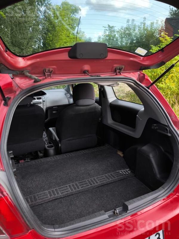 Sarkans Toyota Yaris 2010 Rīga, ar dzinēja tilpumu 1.40 L un nobraukumu 320 tūkst. km par 2300 €, foto 4 vietnē AUTOMOTO.COM.LV