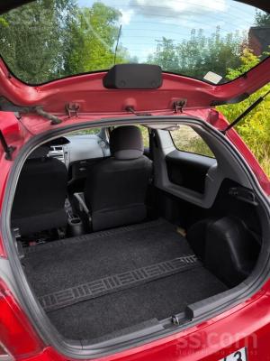 Sarkans Toyota Yaris 2010 Rīga, ar dzinēja tilpumu 1.40 L un nobraukumu 320 tūkst. km par 2300 €, foto 5 vietnē AUTOMOTO.COM.LV