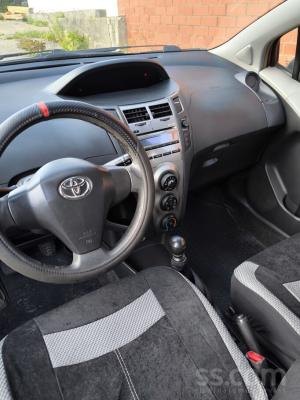 Sarkans Toyota Yaris 2010 Rīga, ar dzinēja tilpumu 1.40 L un nobraukumu 320 tūkst. km par 2300 €, foto 6 vietnē AUTOMOTO.COM.LV