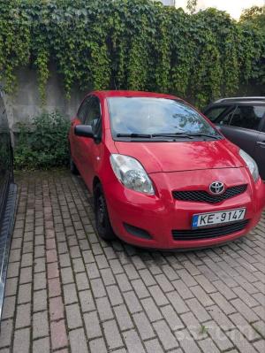 Sarkans Toyota Yaris 2010 Rīga, ar dzinēja tilpumu 1.30 L un nobraukumu 312 tūkst. km par 1450 €, foto  vietnē AUTOMOTO.COM.LV