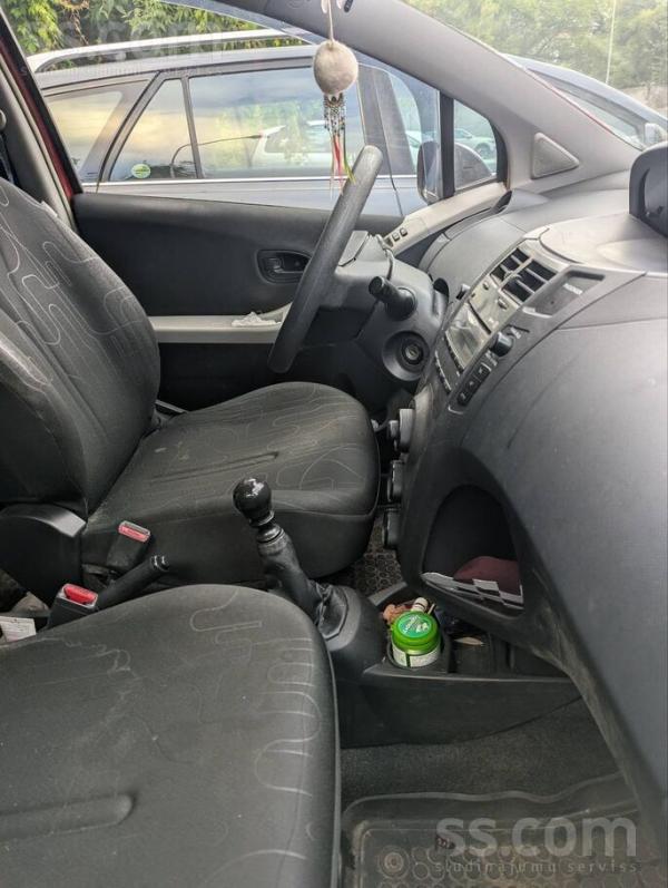 Sarkans Toyota Yaris 2010 Rīga, ar dzinēja tilpumu 1.30 L un nobraukumu 312 tūkst. km par 1450 €, foto 6 vietnē AUTOMOTO.COM.LV