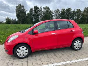 Sarkans Toyota Yaris 2010 Rīga, ar dzinēja tilpumu 1.30 L un nobraukumu 146 tūkst. km par 2500 €, foto  vietnē AUTOMOTO.COM.LV