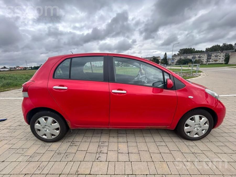 Red Toyota Yaris 2010 in Riga, with an engine capacity of 1.30 L and mileage of 146 thousand km for 2500 €, photo 3 on AUTOMOTO.COM.LV