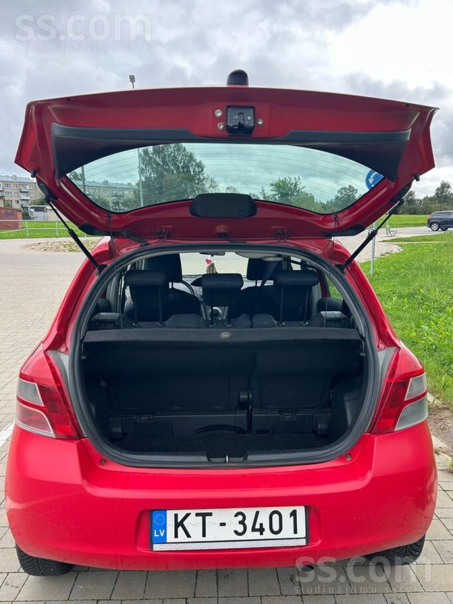 Red Toyota Yaris 2010 in Riga, with an engine capacity of 1.30 L and mileage of 146 thousand km for 2500 €, photo 6 on AUTOMOTO.COM.LV