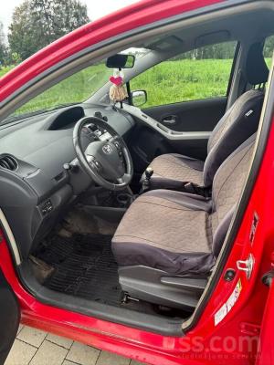 Red Toyota Yaris 2010 in Riga, with an engine capacity of 1.30 L and mileage of 146 thousand km for 2500 €, photo 8 on AUTOMOTO.COM.LV