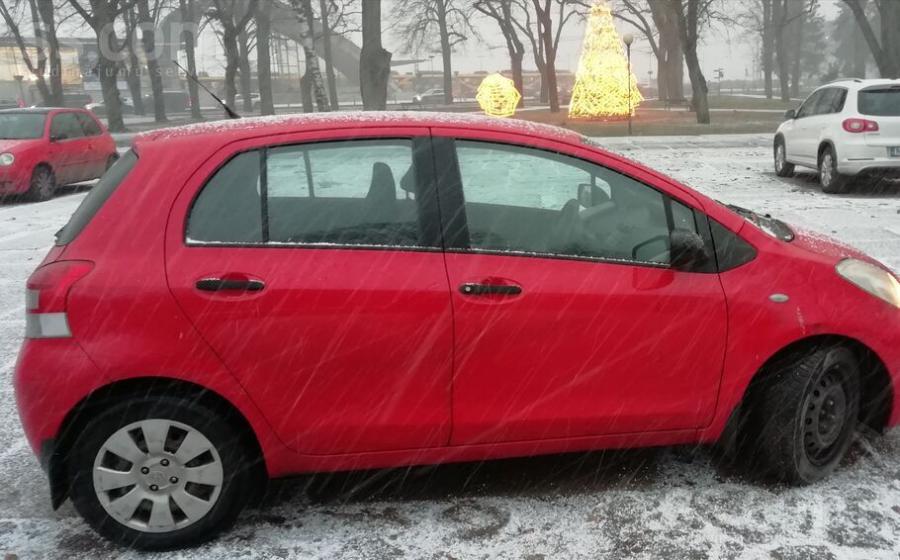 Sarkans Toyota Yaris 2011 Rīga, ar dzinēja tilpumu 1.30 L un nobraukumu 271 tūkst. km par 2800 €, foto 2 vietnē AUTOMOTO.COM.LV
