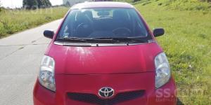 Sarkans Toyota Yaris 2011 Rīga, ar dzinēja tilpumu 1.30 L un nobraukumu 271 tūkst. km par 2400 €, foto  vietnē AUTOMOTO.COM.LV