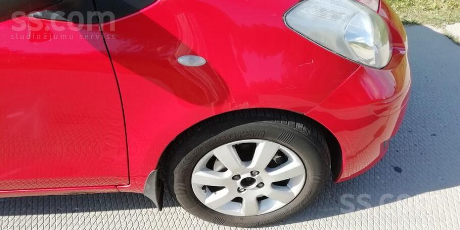 Sarkans Toyota Yaris 2011 Rīga, ar dzinēja tilpumu 1.30 L un nobraukumu 271 tūkst. km par 2400 €, foto 3 vietnē AUTOMOTO.COM.LV