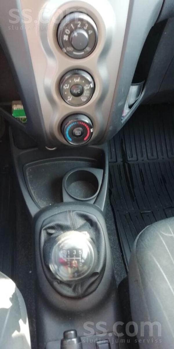 Toyota Yaris 2011 Rīga vietnē Sarkans Toyota Yaris 2011 Rīga, ar dzinēja tilpumu 1.30 L un nobraukumu 271 tūkst. km par 2400 €, foto 7 vietnē AUTOMOTO.COM.LV