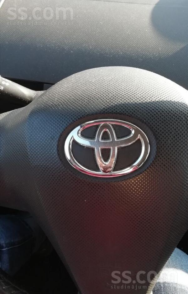 Toyota Yaris 2011 Rīga vietnē Sarkans Toyota Yaris 2011 Rīga, ar dzinēja tilpumu 1.30 L un nobraukumu 271 tūkst. km par 2400 €, foto 9 vietnē AUTOMOTO.COM.LV