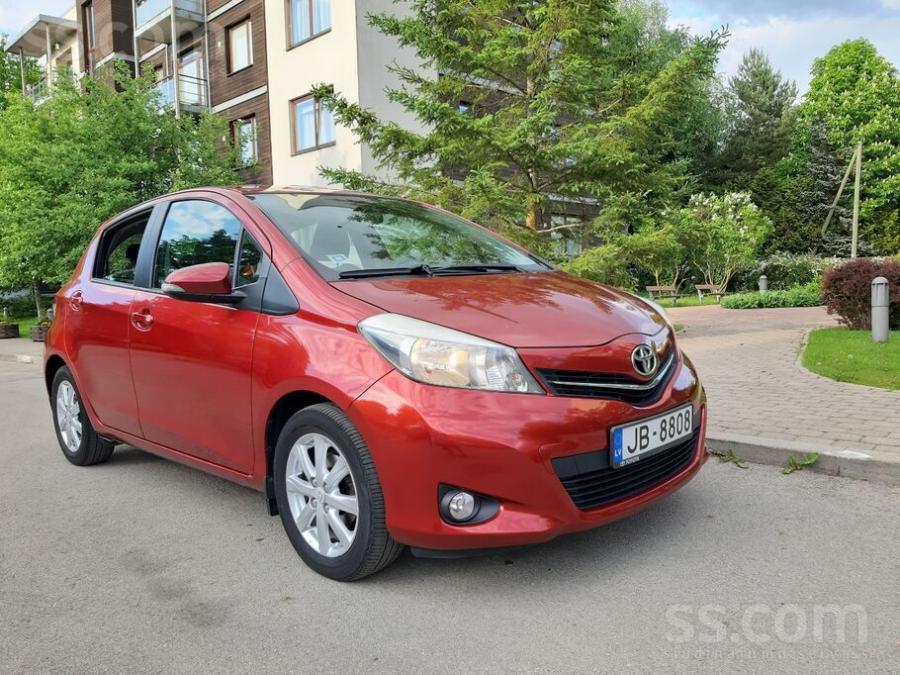 Sarkans Toyota Yaris 2012 Rīga, ar dzinēja tilpumu 1.30 L un nobraukumu 93 tūkst. km par 23500 €, foto 1 vietnē AUTOMOTO.COM.LV