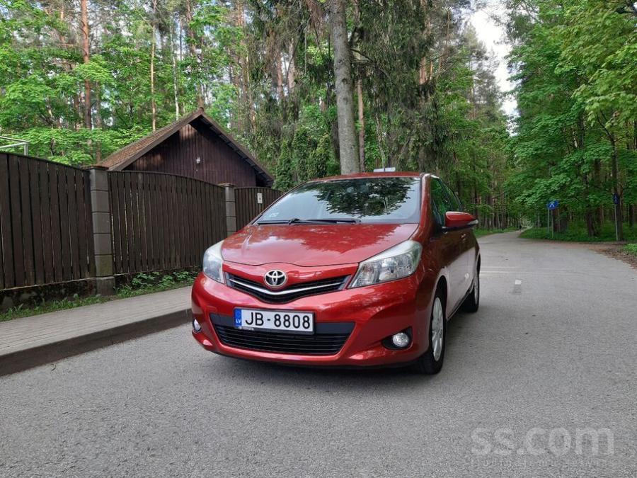 Sarkans Toyota Yaris 2012 Rīga, ar dzinēja tilpumu 1.30 L un nobraukumu 93 tūkst. km par 23500 €, foto 3 vietnē AUTOMOTO.COM.LV