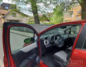 Sarkans Toyota Yaris 2012 Rīga, ar dzinēja tilpumu 1.30 L un nobraukumu 93 tūkst. km par 23500 €, foto 6 vietnē AUTOMOTO.COM.LV