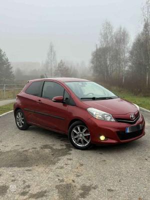 Sarkans Toyota Yaris 2012 Tauragė, ar dzinēja tilpumu 1.36 L un nobraukumu 230 tūkst. km par 4300 €, foto  vietnē AUTOMOTO.COM.LV