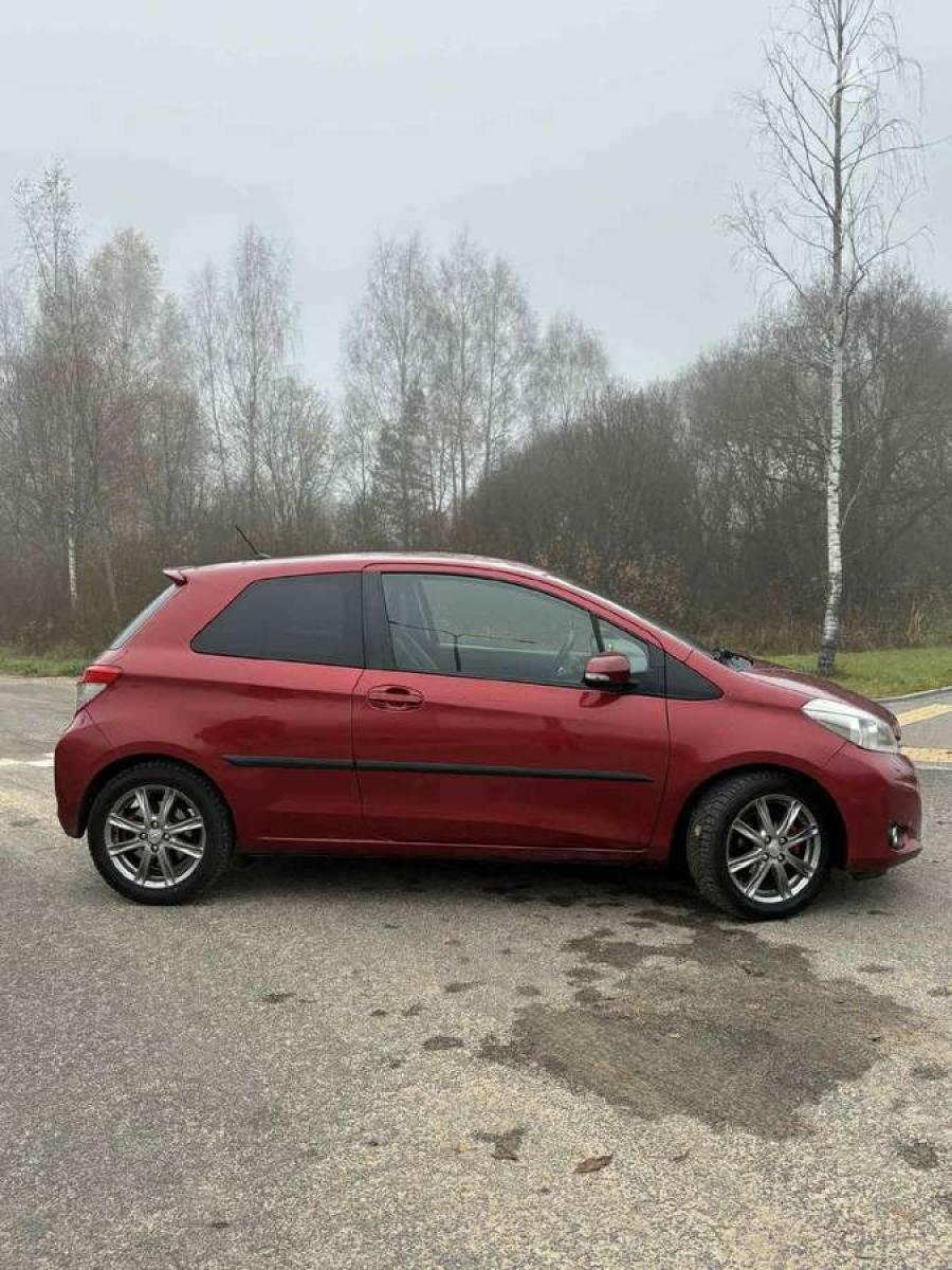 Sarkans Toyota Yaris 2012 Tauragė, ar dzinēja tilpumu 1.36 L un nobraukumu 230 tūkst. km par 4300 €, foto 5 vietnē AUTOMOTO.COM.LV