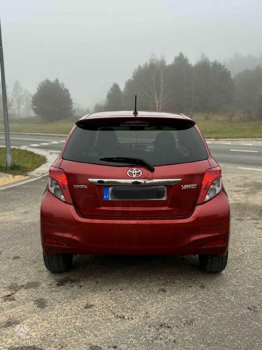 Sarkans Toyota Yaris 2012 Tauragė, ar dzinēja tilpumu 1.36 L un nobraukumu 230 tūkst. km par 4300 €, foto 7 vietnē AUTOMOTO.COM.LV