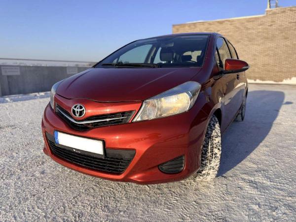Sarkans Toyota Yaris 2012 Viļņa, ar dzinēja tilpumu 1.30 L un nobraukumu 144 tūkst. km par 4950 €, foto 1 vietnē AUTOMOTO.COM.LV