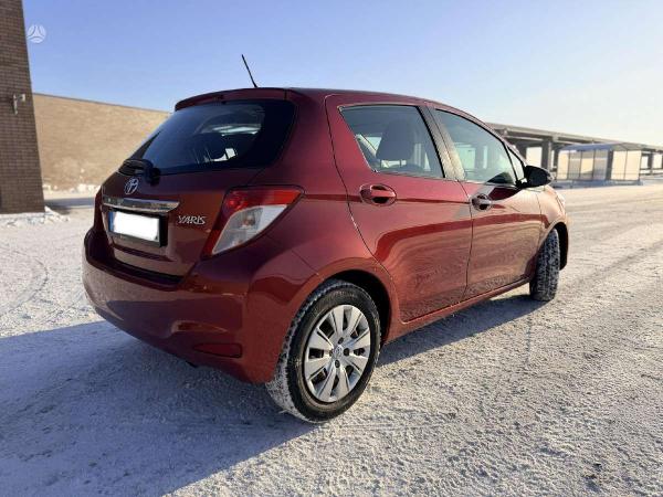 Sarkans Toyota Yaris 2012 Viļņa, ar dzinēja tilpumu 1.30 L un nobraukumu 144 tūkst. km par 4950 €, foto 3 vietnē AUTOMOTO.COM.LV